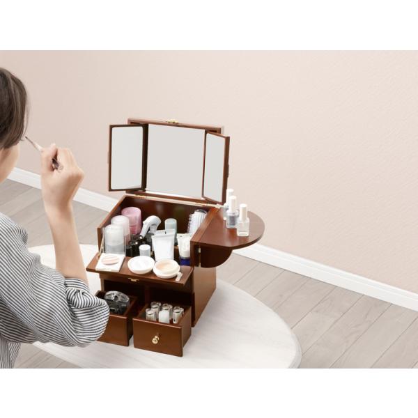 【発売日：2021年02月26日】三面鏡がついた大容量のコスメボックス。サイドにバタフライ式のミニテーブルも付いています様々なライフスタイルに寄り添う木製家具シリーズ。カラー：ピンク/ブラウン/ホワイトサイズ：(約)幅26x奥行19x高さ3...