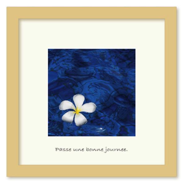 【発売日：2023年11月11日】どこにでも気軽に飾れるミニサイズのインテリアアートです。スタンド（丸棒）付きなので、壁に掛ける事も置いて飾ることも出来ます。小さめサイズなのでちょっとしたギフトにもおすすめです。マットにプリントしてあるはフ...