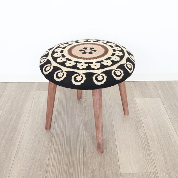 【発売日：2024年11月01日】デザインがかわいいスリムなコンパクトスツール（椅子）です。女性の方の化粧台の椅子に、玄関のちょっとしたスペースに腰掛ける用の椅子に、またはお子様の教育机の椅子など、用途は様々です！サイズがコンパクトな為移動...