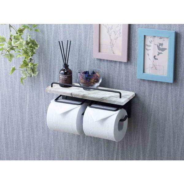【発売日：2026年03月01日】・シックな雰囲気の大理石風トイレットペーパーホルダーです。・完成品なので、箱から出して取り付けるだけの簡単作業ですぐにお使い頂けます。【カラー】グレー/ブラック【サイズ】幅27.5×奥行9.5×高さ11.5...
