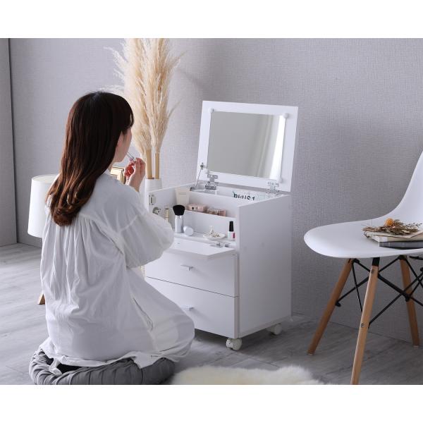 【発売日：2024年06月01日】まるでドレッサーのようなコスメワゴン。コンパクトなのに大容量メイク道具や化粧用品がすべてしまえる。高さのあるスプレー類もしまえる深めの引き出しや、小物をしまうのに便利な２杯の引き出しつき。【素材】表面材：プ...