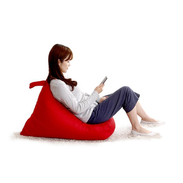 【発売日：2020年06月09日】ポケット付き三角形のビーズクッション背もたれがあるので、少し休憩するときなどにオススメです。軽量設計で取っ手もついてるので落ち運びがラクラクです。※カバーの洗濯は不可  素材 側生地：ポリエステル　100%...