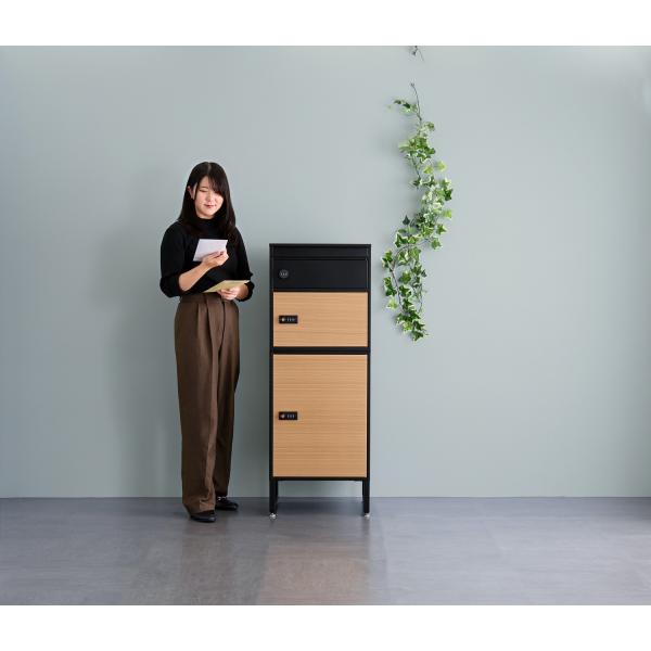 【発売日：2024年11月01日】ブラック×オーク色のデザインの宅配ボックスです。インテリアとして、スリムでおしゃれなデザインになっています。大容量なので、荷物を同時に2つ受け取ることができます。メールボックスも大容量なので、約3cmの厚み...