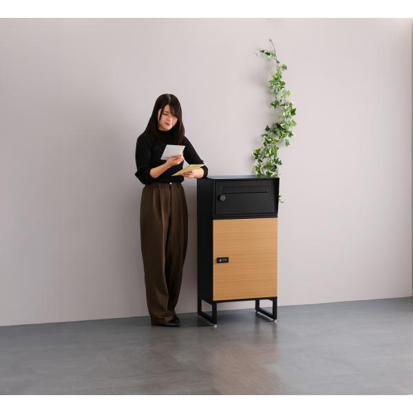 【発売日：2024年11月01日】ブラック×オーク色のデザインの宅配ボックスです。インテリアとして、コンパクトでおしゃれなデザインになっています。メールボックスも大容量なので、約3cmの厚みであれば受取できます。簡単組立で簡単に設置ができま...