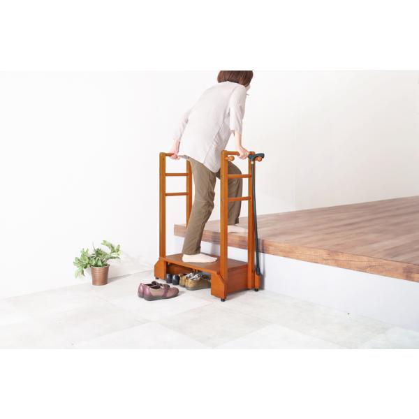 【発売日：2024年08月01日】手すり付き玄関踏み台（両側手すり）　VH-7938-D高めの玄関でも使える、安心で便利な手すり付きの玄関踏み台。手すりを使って体を支えることでひざへの負担を減らし、段差の昇り降りが楽になります。幅76.5c...