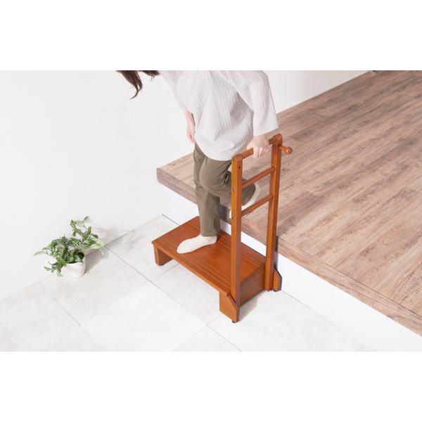 【発売日：2024年08月01日】手すり付き玄関踏み台（片側手すり）　VH-7938-S高めの玄関でも使える、安心で便利な手すり付きの玄関踏み台。手すりを使って体を支えることでひざへの負担を減らし、段差の昇り降りが楽になります。幅70cmタ...