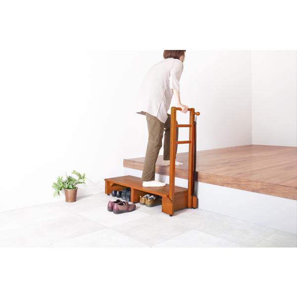 【発売日：2024年08月01日】手すり付き玄関踏み台（片側手すり・ワイド）　VH-7938-W高めの玄関でも使える、安心で便利な手すり付きの玄関踏み台。手すりを使って体を支えることでひざへの負担を減らし、段差の昇り降りが楽になります。幅1...