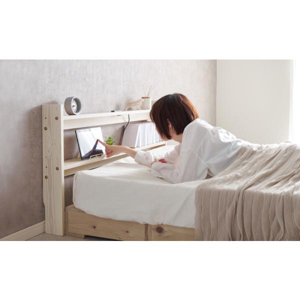 【発売日：2024年08月01日】ベッドと壁の隙間に挟んで置くだけで枕元スッキリ収納。棚板の高さが変えられ、コンセント付きなので便利。■組立式■2口コンセント付【カラー】ライトブラウン/ナチュラル/ホワイトウォッシュ【サイズ】(約)幅140...