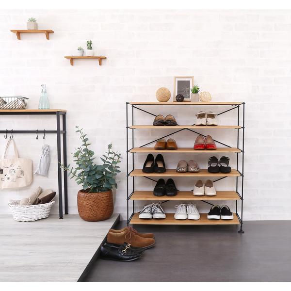 【発売日：2022年11月01日】玄関収納からリビング収納まで、幅広い範囲で活躍できるマルチラック棚は全て可動板なので、レイアウトは自由自在です汚れても水拭きできるPVCシートを使用鮮やかな木目とマットなアイアンで異素材MIXの組み合わせが...