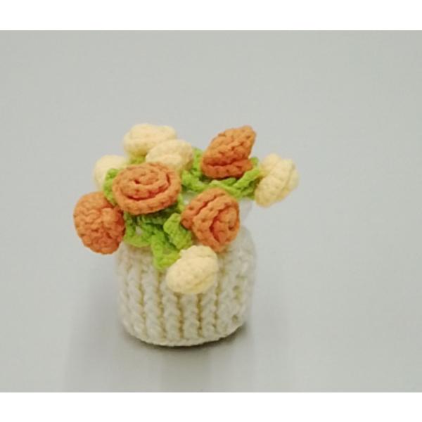 ふんわり可愛い「花束コースター」です。平らに広げればコースターとして使え、花かごに入れると小さな花束インテリアに早変わり。コーヒータイムやティータイムを華やかにしてくれるだけでなく、お部屋やデスクにちょこんと飾ると、ホッと癒される雰囲気に。...