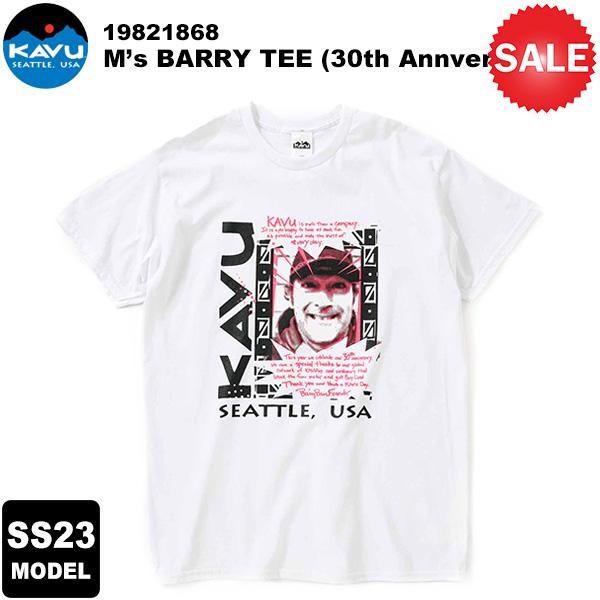KAVU メンズ ベイリーTシャツはKAVU社設立30年を記念してデザインされたアニバーサリーTシャツです。KAVU社の創設者であり社長でもあるベイリー・バー（Barry Barr）氏の写真と直筆メッセージをフロントにプリントした、KAVU...