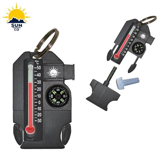 SUN COMPANY サンカンパニー アウトサイダー 4in1 サバイバルツールは温度計、コンパス、ホイッスル、スリントアンドストライカーの4つがセットになったサバイバルツールキーホルダーです。●サイズ：W3.5cm×L5.6cm×D1....