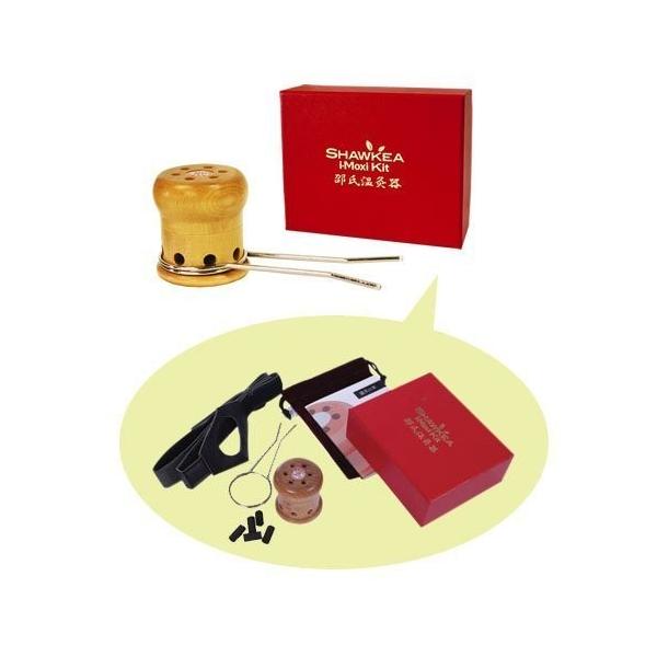 「商品情報」■商品名：邵氏温灸器■セット内容：温灸器本体（1個）、固定ベルト（1本）、温灸剤（30+2個）、温灸用ハサミ（1本）、温灸の本（1冊）、巾着袋（1枚）■ハサミやベルトを使って、好きなところに温灸ができます！■輸入者：滋賀県栗東市...