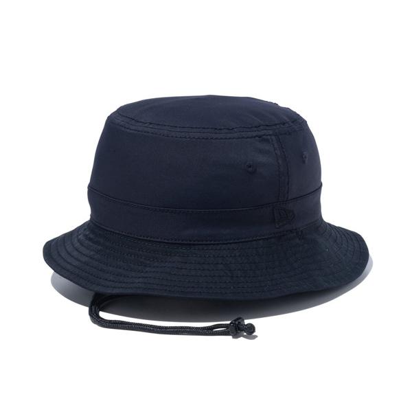 モードからストリートまで幅広いスタイリングを提案するスタイリスト、一ツ山佳子監修のコレクション。幅広いシーンで着用できるワークウェアディテールを付加。シルエットはバケツをひっくり返したようなシルエットが特徴のバケットハット。表裏のカラーリン...