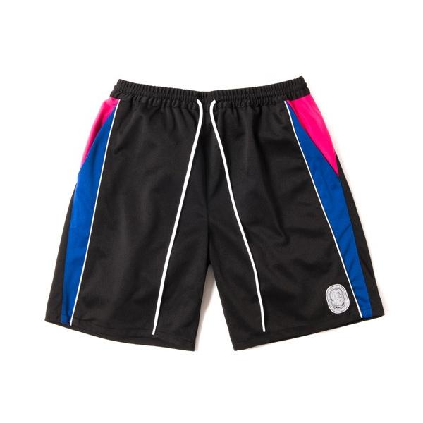 サマーシーズンに向けたボードショーツは、素材にクイックドライ4WAY SPANDEXをピックアップ。SWIMウェアをアップデートした本アイテムは、ディティールにサイドにカラー違いの切り返しラインやリフレクティブパイピングを採用。裾にはMAG...