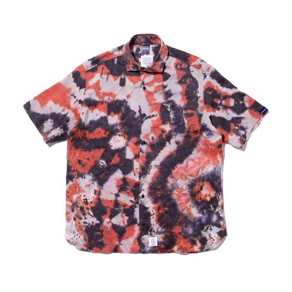 注染という手法で生地染めした薄手の生地を使用した風合い豊かな半袖ワイドカラーシャツです。※注染とは...布に模様をつける日本の染色技法の一つ。布の染めない部分に型紙で糊を付け、乾燥後に染める部分に土手を作り、その土手の内側に染料を注いで布を...