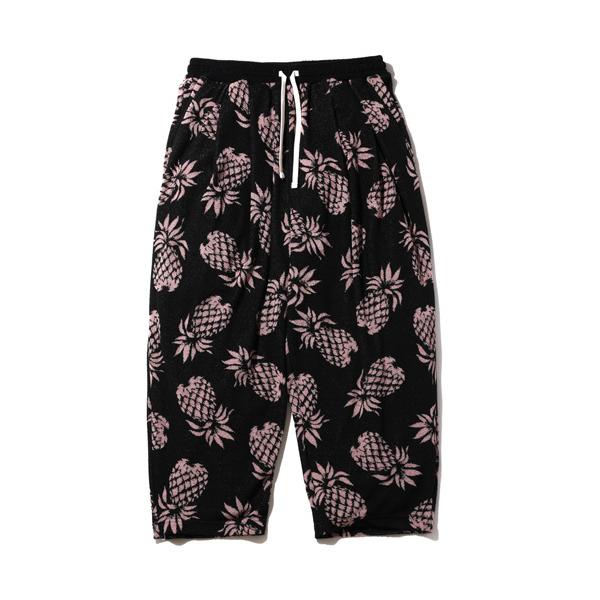 過去数シーズン制作を続けるMAGIC STICKのベストセラーワイドクロップドパンツを、微修正しリファイン。シルエットは90sなシルエットを連想させる２タックに深い股上とワイドなワタリから絶妙なテーパードが入る。レングスは7.5分丈で腰の位...