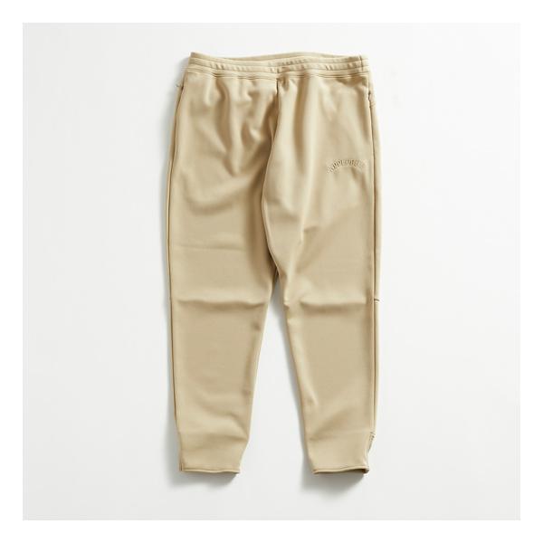 【APPLEBUM】アーチロゴを刺繍したトラックパンツ。肌触りが良いジャージ素材を使用しており着心地が良く可動性に優れております。ジャストフィットなサイズ感ですっきりとしたシルエットに見えるよう仕上げました。丈は8&amp;#12316;9...