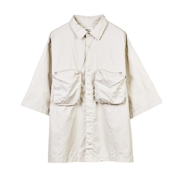 MAGIC STICK THE COREシリーズをベースとした90sライクなワイドビッグシルエットシャツ。超高密度のタイプライター生地で製作しバイオストーンウォッシュを施し、90年代の原宿ストリート期を想像するパッカリングややれ感を演出し古...