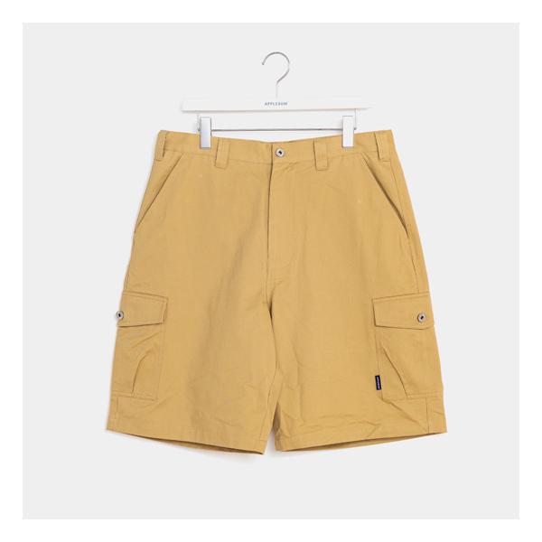 耐久性のあるコットン生地で仕立てたカーゴショートパンツ。ワイドシルエットでレングスをやや短めにし、ミリタリーアイテムをタウンユースへと昇華。デザイン性と穿き心地の良さの両面に優れた、春夏定番の1着。COLOR : BEIGEMATERIAL...
