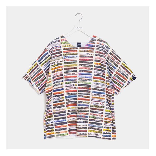 思わず目を凝らして見つめたくなるミックステープの背表紙をTシャツ全体に落とし込みました。まるでカセットのラックを見ている様なAPPLEBUMらしさが詰まった独創的なグラフィックをお楽しみください。10.2オンスという超極厚の綿100%天竺生...