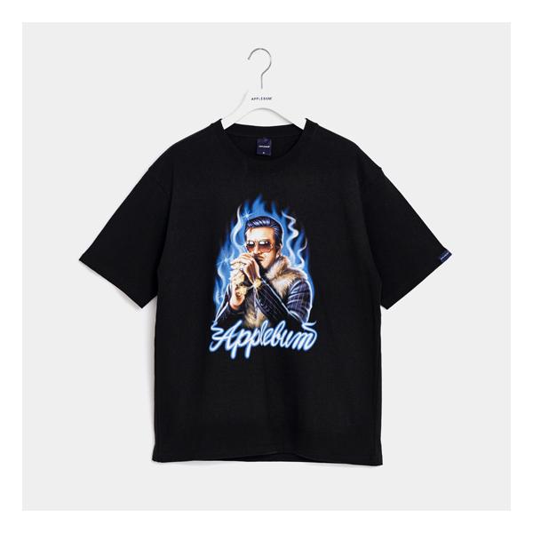 昭和のスターをエアブラシ調アートで表現したTシャツ。他には無いAPPLEBUMらしいユーモア溢れる1枚です。10.2オンスという超極厚の綿100%天竺生地を使用し、本体生地に負けない巾2.2cmの太リブ。襟はしっかりとしたダブルステッチ。肩...