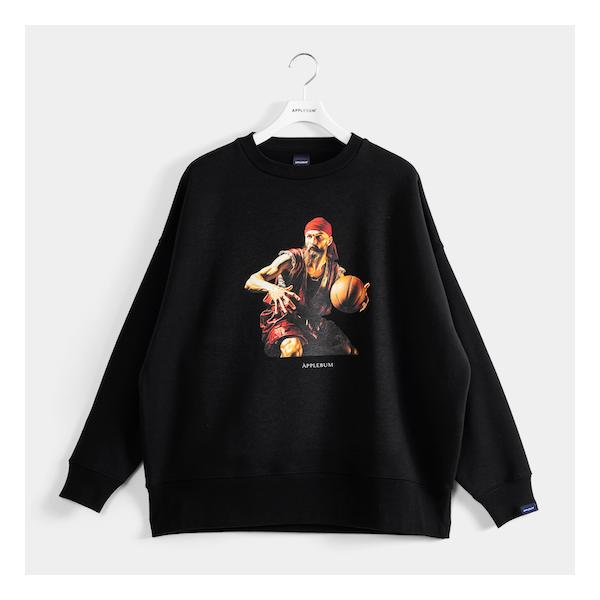 大航海時代に活躍した架空のバスケットボーラーをフロントに落とし込んだクルースウェット。フロントの躍動感のあるグラフィックと、バックの絵画のキャプション連想させるデザインが、まるで1枚の絵画を纏うような独創的なスウェットに仕上げました。10o...