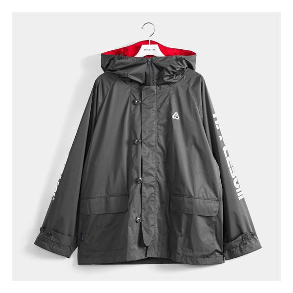 【90'S MOOD】ハリのある撥水ポリ素材を使用したマウンテンパーカー。袖にはリフレクタープリントで【APPLEBUM】の文字を落とし込んだエッジの効いた1枚。 胸元のラバーワッペンのデザイン、配色、デザインから90年代から00年代の雰囲...