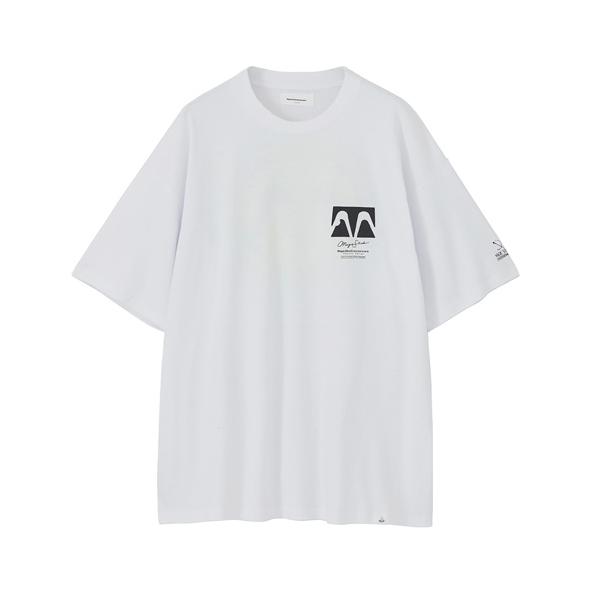 MAGIC STICKのグラフィックシリーズ第1弾。90年代に一世を風靡した携帯電話メーカーと某テクノ界の奇才のロゴをサンプリングしたアイキャッチな一枚。プリントは、おなじみ裏原宿を支え続ける手刷りに拘った東京のプリントファクトリー製。ボデ...