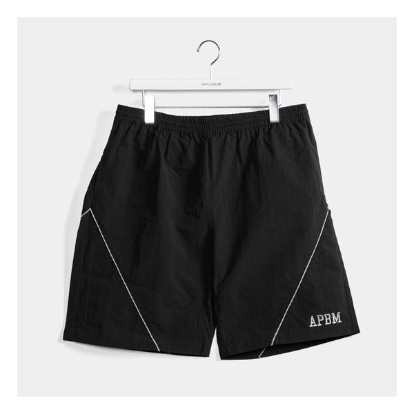 ワッシャー加工を施し、ハリのあるナイロン100%生地で仕上げたショートパンツ。前見頃から後ろ見頃にかけてまたがるように付けたリフレクターが目を引く仕様になっております。ミリタリーテイストをふんだんに取り込んだ1枚。Military S/S ...