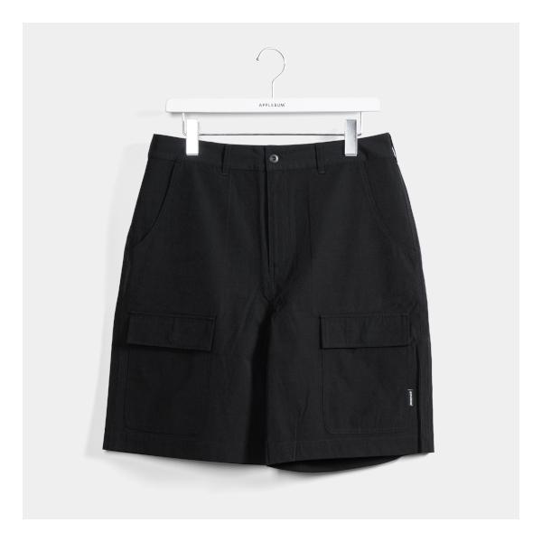 ストレッチが効いたハリのある素材で仕立てたショートパンツ。動きやすく、リラックス感のある履き心地を体感していただけます。カジュアルからセミフォーマルまで幅広く活躍。フロントには大きめのポケットを配置し機能性にも長けております。様々なスタイル...