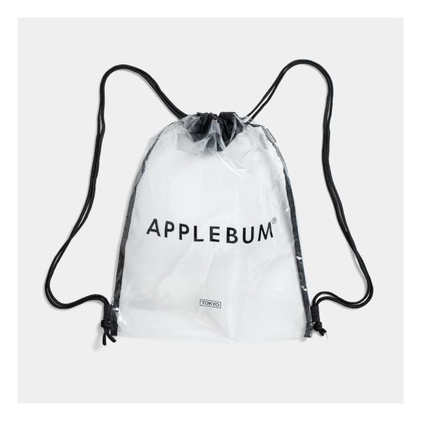 【APPLEBUM】のロゴをプリントしたクリアジムサック。中身によって見え方が変わり、個性的なスタイリングが楽しめます。水や汚れに強く、突然の雨や、地面や砂に直接置いても汚れにくいPVC素材を採用。デイリーユースだけでなく、レジャーやアウト...