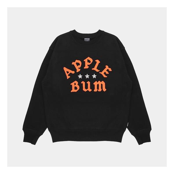 フロントにオールドイングリッシュフォントで【APPLEBUM】のロゴをプリントしたクルースウェット。ロゴはフロッキープリントで表現しました。どこか懐かしさを感じる1枚です。タフでザラ感のある風合いが特徴の12.7ozの厚手の裏起毛生地を使用...
