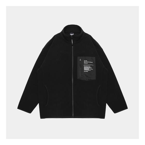ポケット部分に【APPLEBUM】のロゴとメッセージをプリントしたフリースジャケット。カジュアルなスタイリングのプラスワンアイテムとして重宝する1枚です。シャツやスウェットなどとのレイヤリングがしやすい適度な厚みと軽さで、様々なスタイリング...