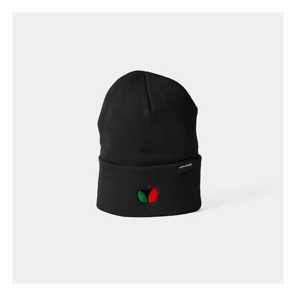 りんごモチーフのロゴマークを刺繍で落としこんだニットキャップ。某企業ロゴをサンプリングしたデザインとなっております。縦長な形なので、目深に被ったり、浅目に被って上にたるみを出すことも可能。冬のスタイリングのプラスワンアイテムとしてオススメで...