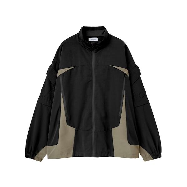 MAGIC STICKが得意とするセットアップシリーズから今シーズンはY2Kのスポーツブランド製品をイメージしてミリタリーウェアの要素を落とし込んだトラックジャケット。撥水加工が施されたコットンライクのリップストップポリエステル素材を使用。...