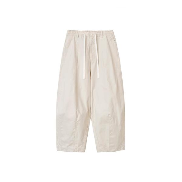 過去リリースしたモデルなど使用せず形状から完全にビルドアップしたブランドの提案する最新型バルーンパンツ。極端に太く設定したシルエットは日本の袴をイメージしつつ、裾で大きくダーツを取ることでテーパードをかけ多数のシューズとのマッチングを計算。...