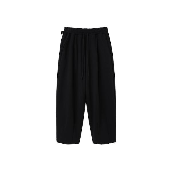 ブランドの定番シルエットで高い人気を誇るバルーンパンツをスウェットバージョンにモディファイ。素材の特性上膨らみすぎるパーツなどを改修しスウェットバージョンとして再制作。素材は日本製の上質なヘビーウェイト裏毛を使用。洗い込むほどに目が詰まりフ...