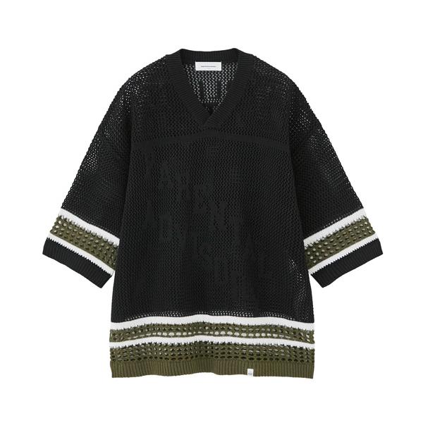 好評を博すMAGIC STICKニッティングシリーズのホッケージャージタイプのカギ編みニットTシャツ。90年代のレゲエファッションのトレンドでもあった網シャツがサンプリングソース。テクニカルなカギ編み切替みと天竺編みを駆使した身頃同色ロゴや...