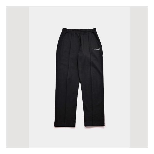 ピンタックのセンタープレス風デザインで仕立てたスウェットパンツ。スッキリしたシルエットで、スウェットパンツでありながら上品な印象に仕上げました。縦のラインを出すことで従来のスウェットパンツの野暮ったさを極限まで削ぎ落としたこだわりの1枚です...