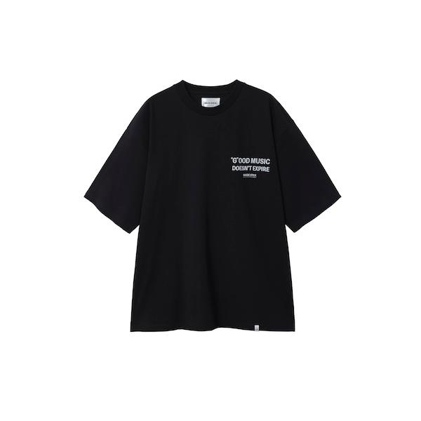 グラフィックシリーズは、今シーズンもブランドのバックボーンである音楽からのインスピレーション。"Lil Wayneの名曲でトップ3に入るパンチラインをグラフィック化した"Real G’s move in silence like lasag...