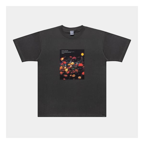 今季を象徴する"Utopia" グラフィックを落とし込んだTシャツ。朧ろげに見えるビル群と花々が、今季リリースした他の"Utopia" グラフィックアイテムとはまた別の印象を与えてくれます。真夏でも快適に着用できる6.2ozの程よく厚手な生...