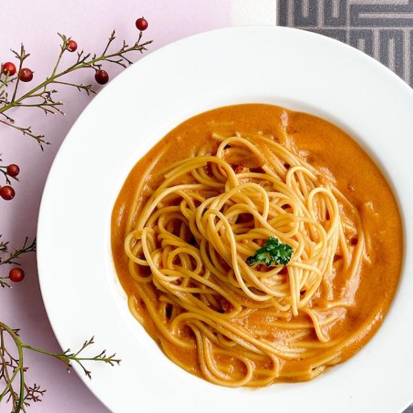 オマール海老と渡り蟹の旨味が溶け込んだ、絶品クリームパスタソースです。濃厚でリッチな生クリームがトマトの酸味を和らげ、マイルドな味わいに仕上げています。■商品について■【 品　名 】オマール海老と渡り蟹の濃厚クリームソース【 内 容 量 】...