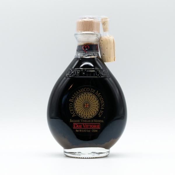 バルサミコ・ディ・モデナIGP イタリア国内シェア1位。古くから一家に伝承される醸造法により作り出されているドゥエ・ヴィットリエ社モデナのバルサミコ酢IGPは、エミリア・ロマーニャの高品質なブドウを使いオーク樽にて長期熟成され、甘みと酸味の...