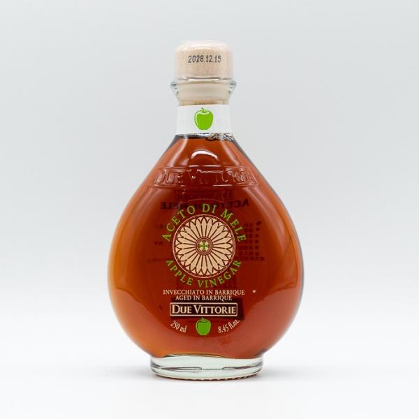 ドゥエヴィットーリエ社が製造するアップルヴィネガーは、100％イタリア産のリンゴを使用し砂糖無添加で最低12か月オーク樽熟成させます。それは彼らの造る伝統的なバルサミコ製法同様に行われます。最高のリンゴ果汁をゆっくりと発酵させることにより、...