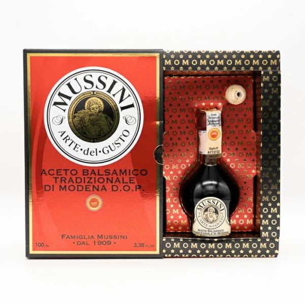 アチェト バルサミコ ディ トラディショナーレ（トラディツィオナーレ）と名乗れるのはごくわずか味わいももちろんのこと、これは、イタリアのバルサミコの歴史そのもの1滴1滴が宝物商品情報:煮詰めた葡萄ジュース「のみ」を、栗、樫、桑、トネリコ、サ...