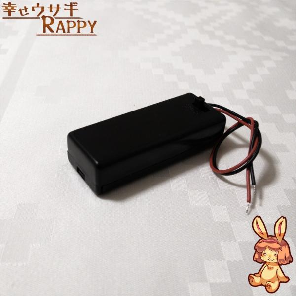 単４×２本用のスイッチ付き電池ボックスです。赤と黒のリード線が付いています。ご注文時期により若干形状が異なる場合がございます。蓋固定用のネジは付属しません。予め、ご了承ください。