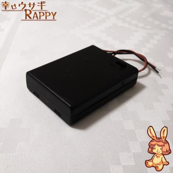 単４×４本用のスイッチ付き電池ボックスです。赤と黒のリード線が付いています。ご注文時期により若干形状が異なる場合がございます。蓋固定用のネジは付属しません。予め、ご了承ください。