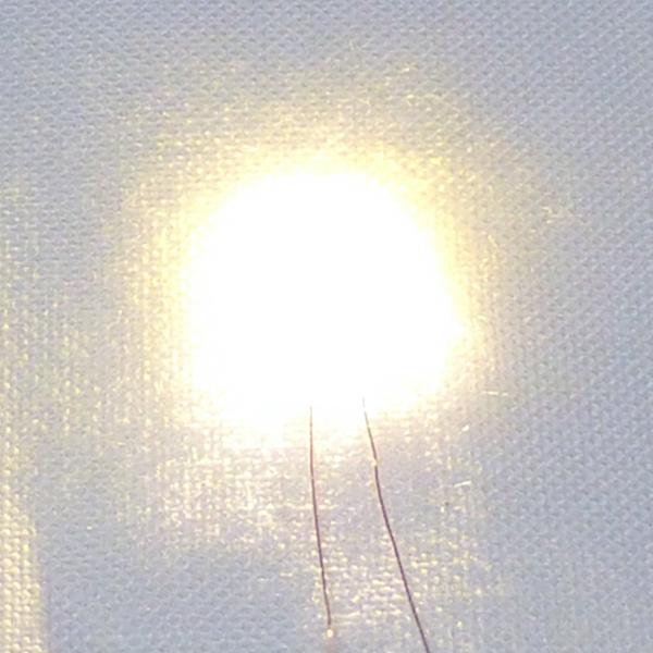 1.6mm×0.8mmのチップＬＥＤにポリウレタン被覆銅線をハンダ付けしたものです。プラモデル、鉄道模型、ジオラマ、ドールハウス等の電飾にどうぞ。電源に直結すると壊れるので電流制限用の抵抗、定電流ダイオードを別途ご用意ください。色：電球色(...