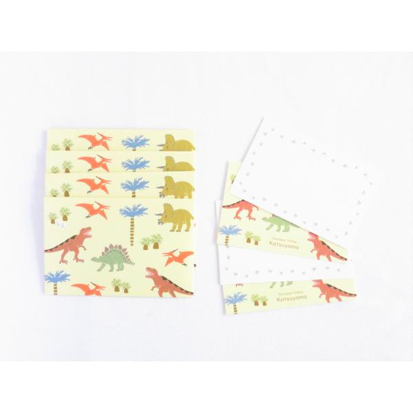 当店限定のオリジナル新商品！封筒付きミニカードセットです。人気の恐竜をメインとして、幅広い年代の方に好まれるよう手描きの色鉛筆タッチでかわいいデザインに仕上がりました。メッセージ欄はシンプルに恐竜の足跡をデザインし、たくさんメッセージが書け...